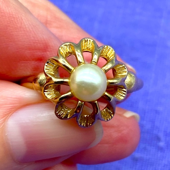Avon | Jewelry | Vintage Avon Ring Size 725 In Gold Tone With A Faux ...